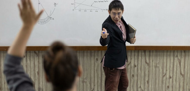 How to Handle All-Knowing Students? - Classroom Management Expert